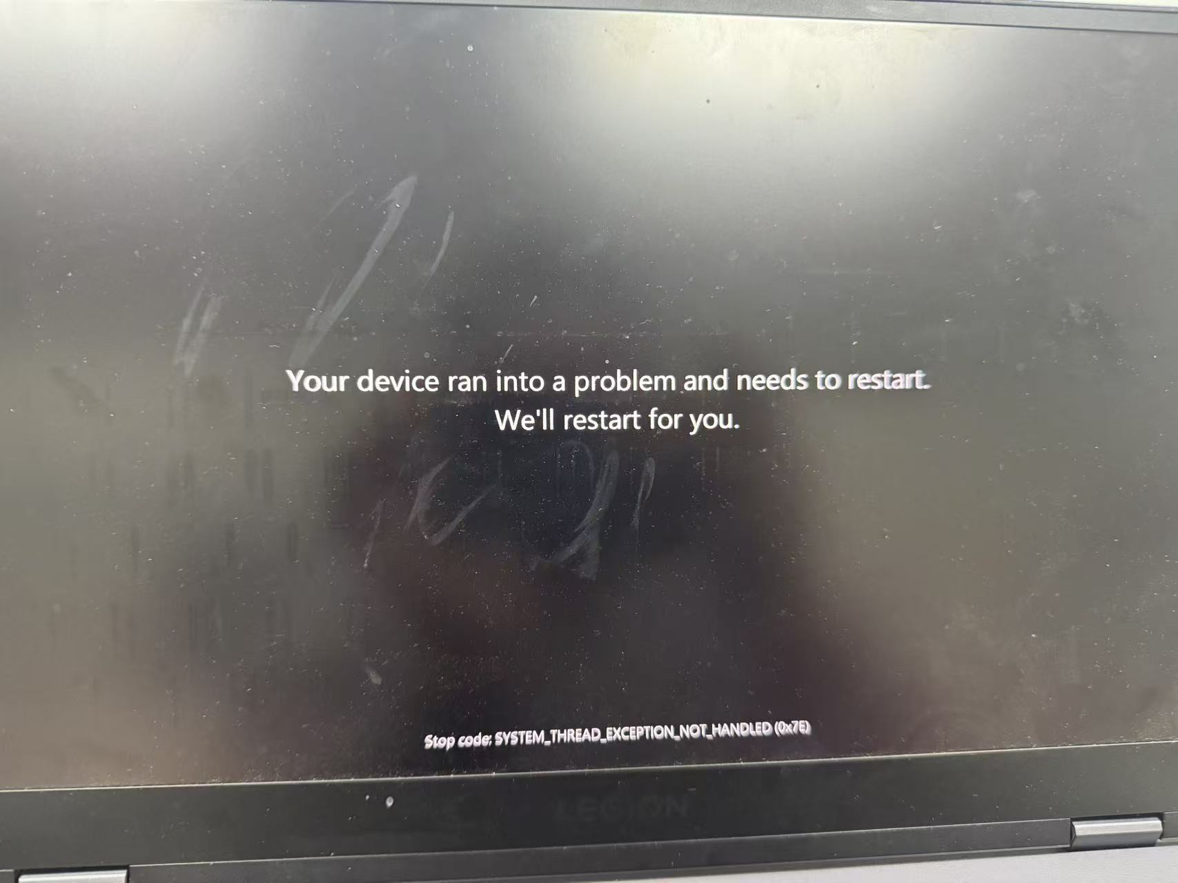 笔记本电脑出现黑屏，出现your device ran into a problem and needs to restart. 0% ...