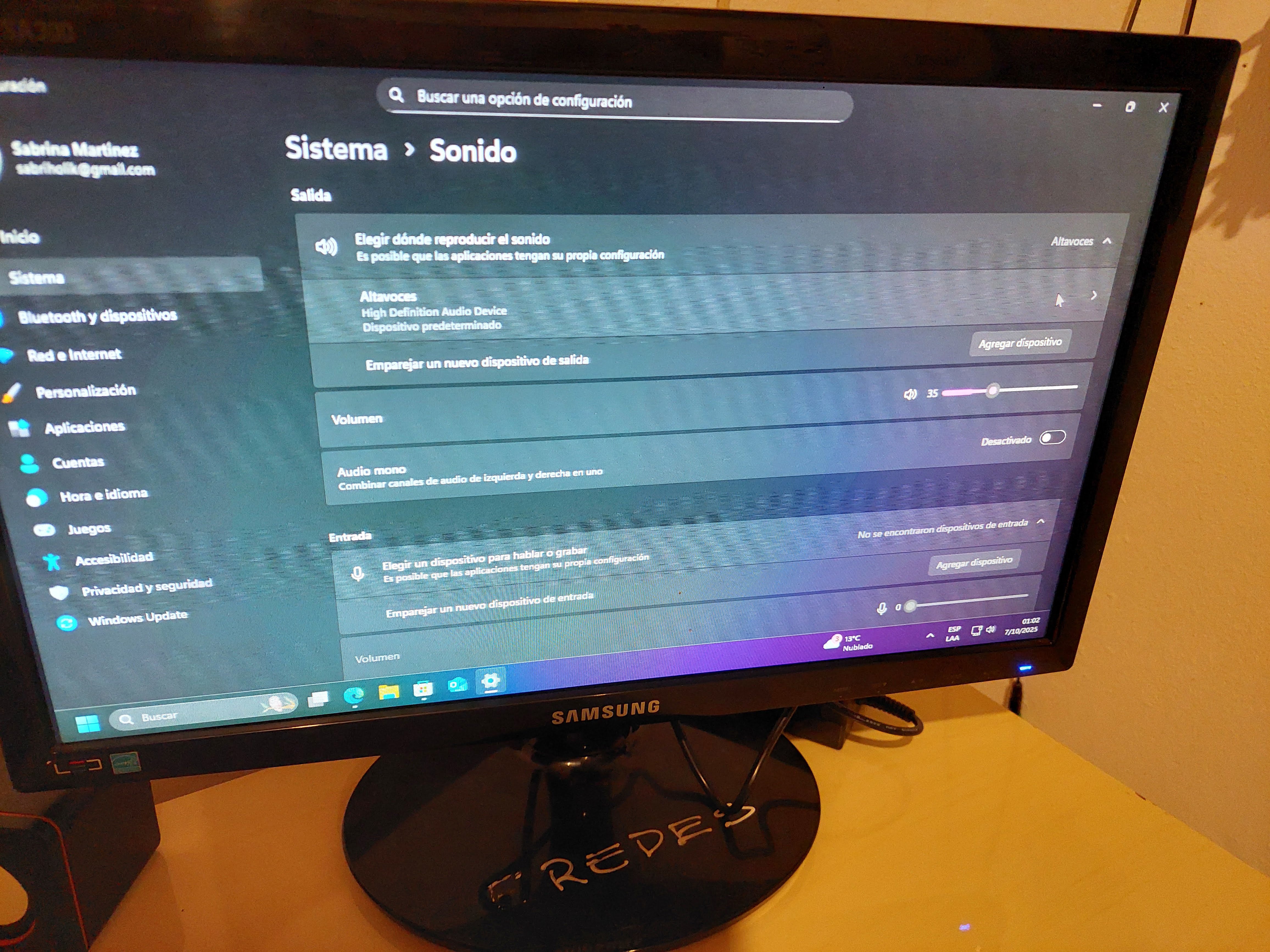 mi monitor tiene rayas transparentes que suben. Las tiene en todo ...