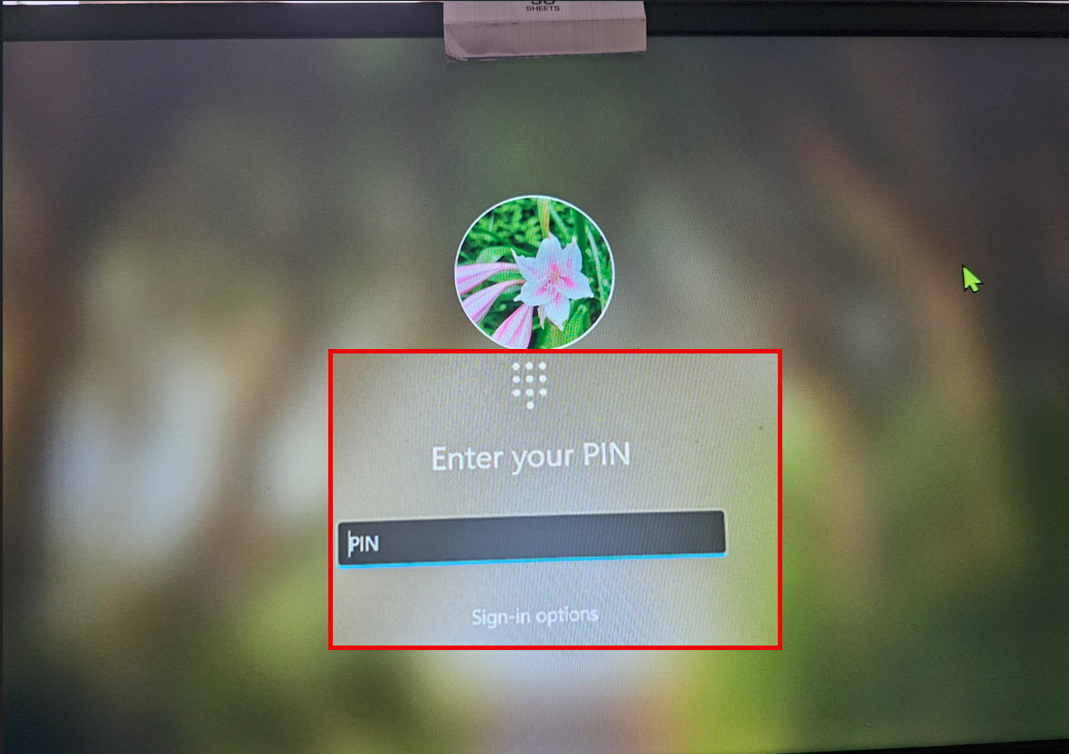 Why is the keypad icon and sign-in option showing on the lock screen ...