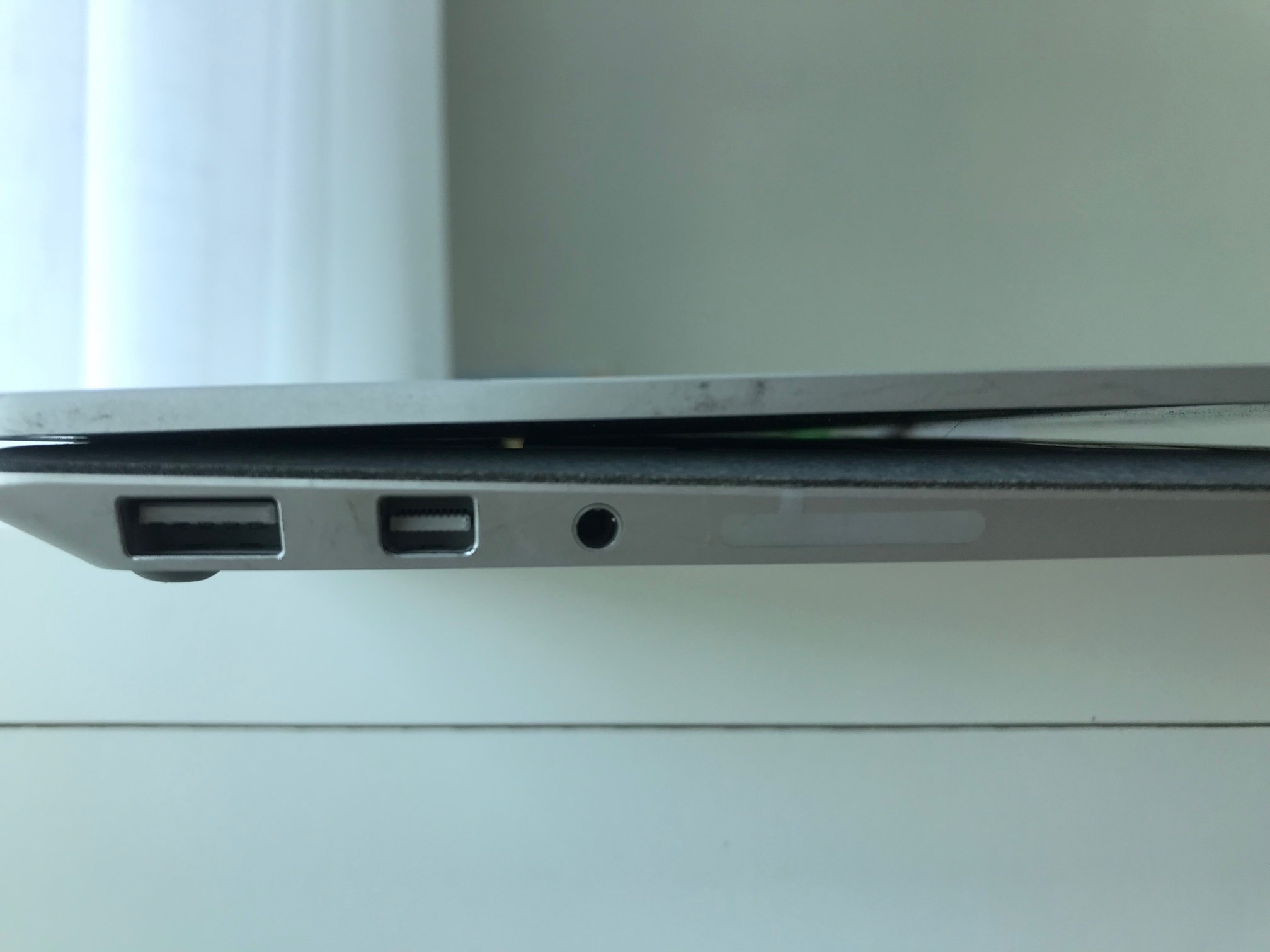 Surface Laptop lid doesn't stay closed - Microsoft Q&A