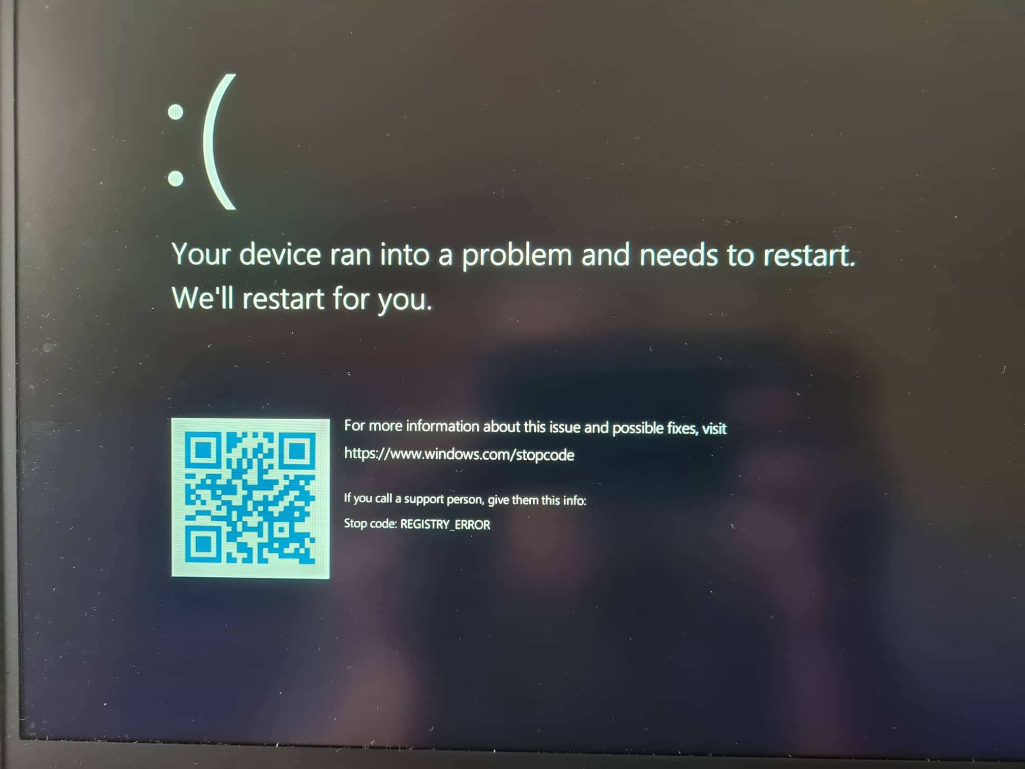 Windows 11 Your device ran into a problem and needs to restart. well ...