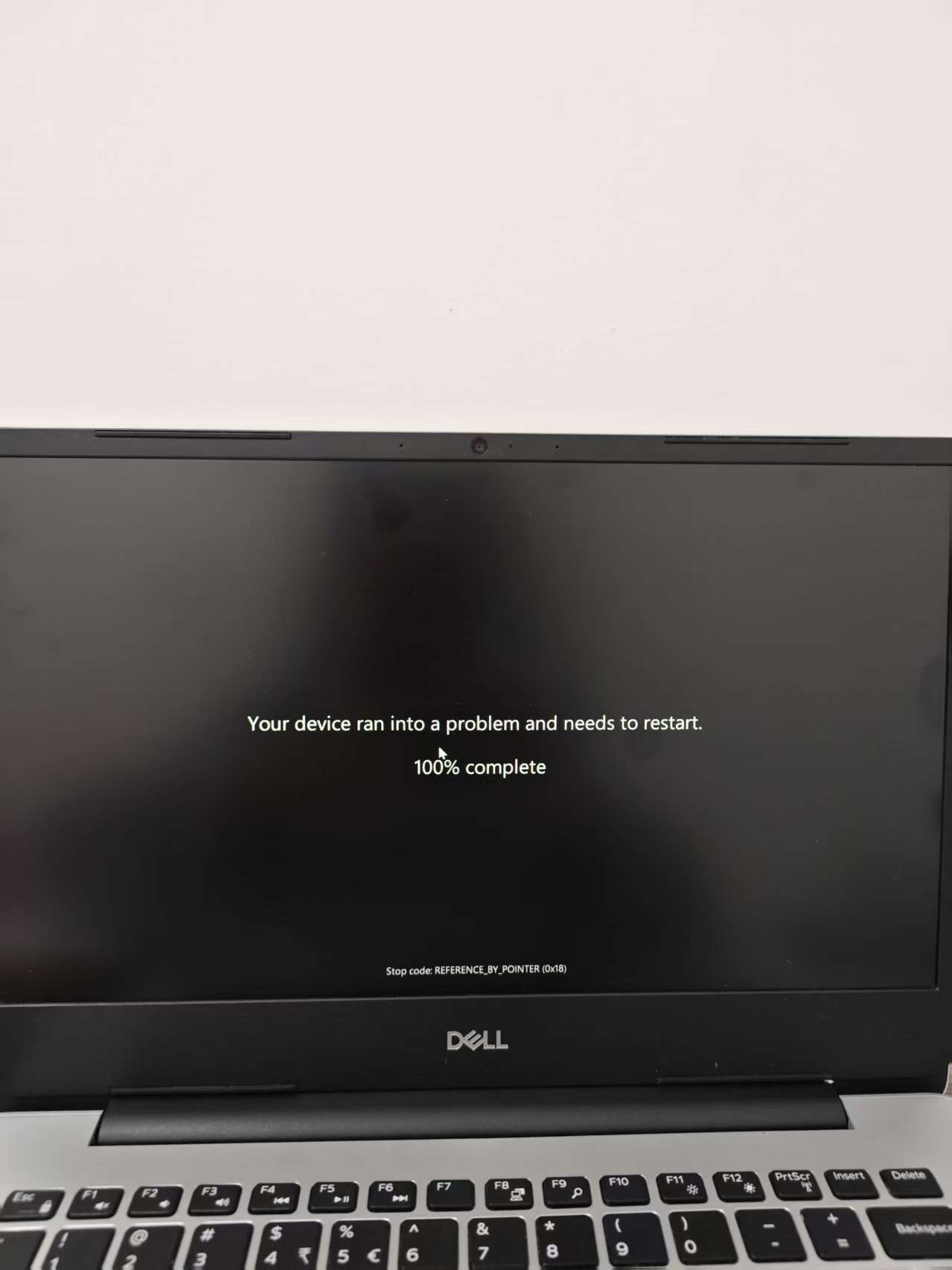 笔记本电脑出现黑屏，出现your device ran into a problem and needs to restart. 0% ...