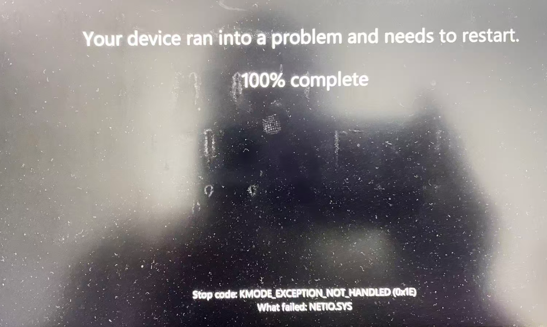 电脑突然黑屏显示Your device ran into a problem and needs to restart 100% ...