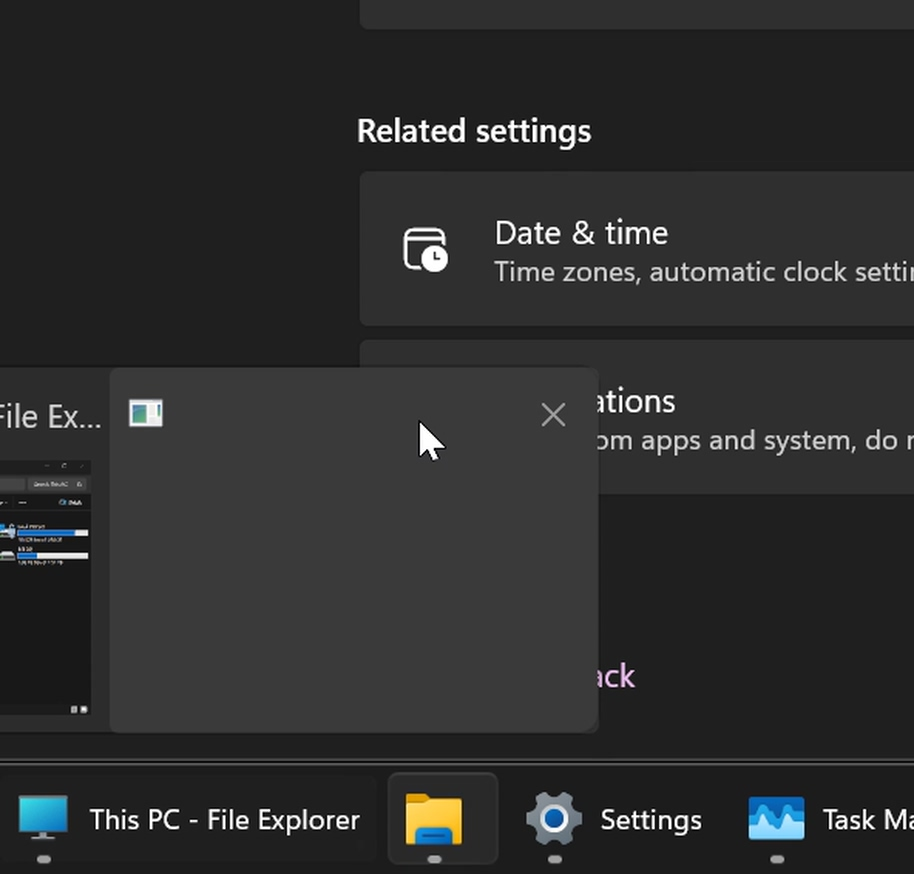 Additional button appears (blank window) on taskbar when hover over ...