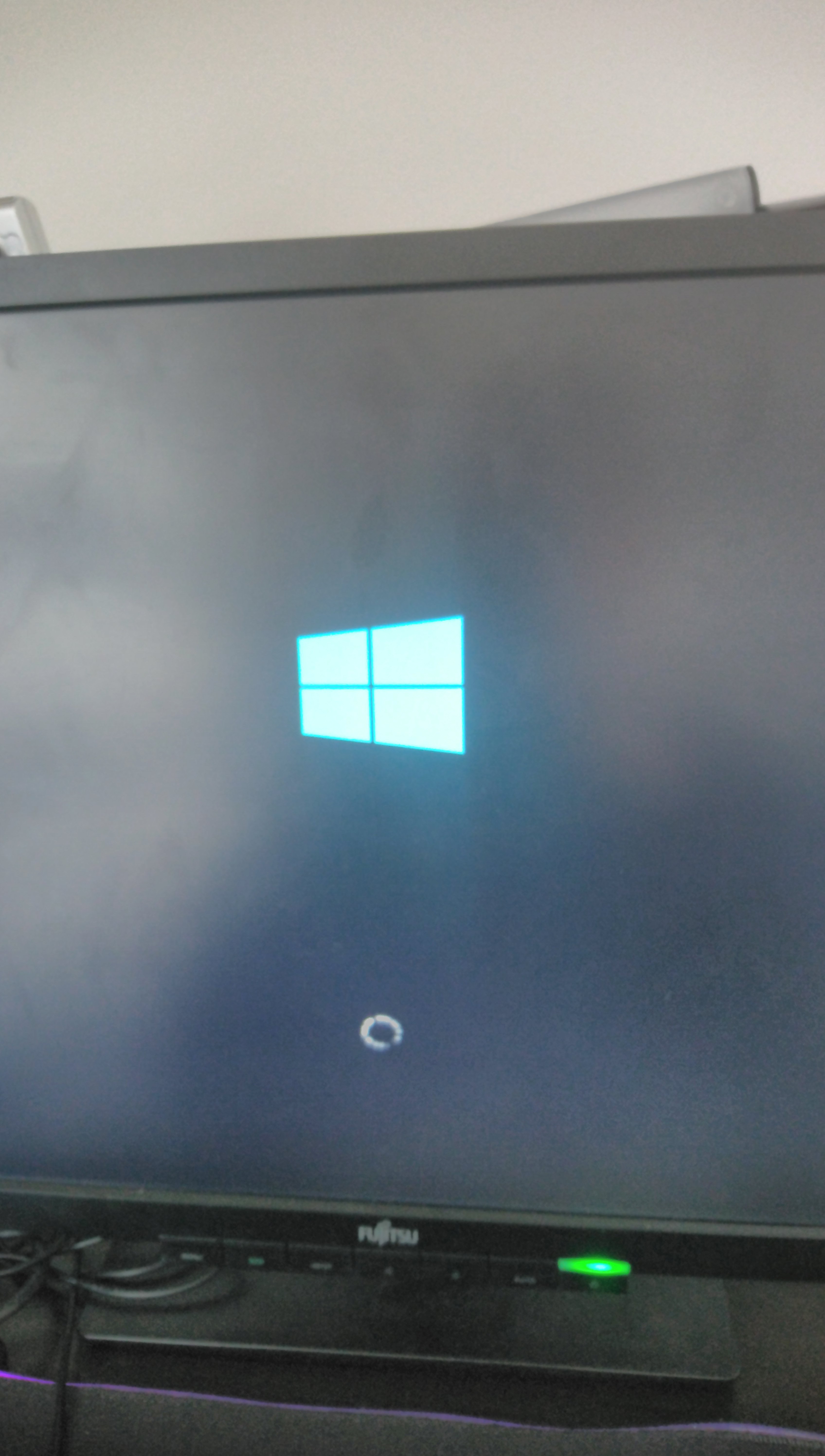 Wide, VERY wide Windows 10 Bootscreen - Microsoft Q&A