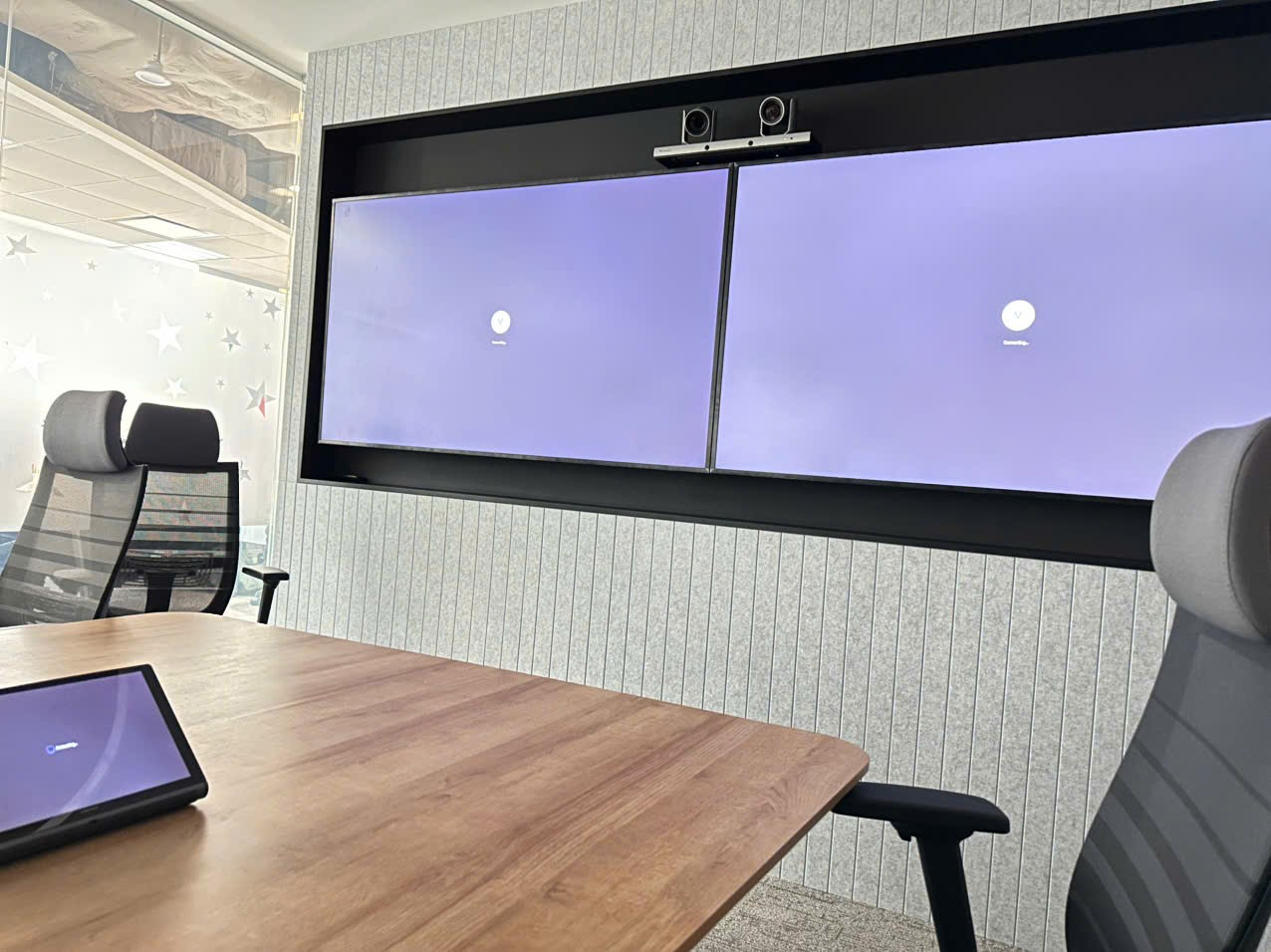 Issue Report: Crestron Flex MTR freezes on 'Meet Now' – system stuck on ...